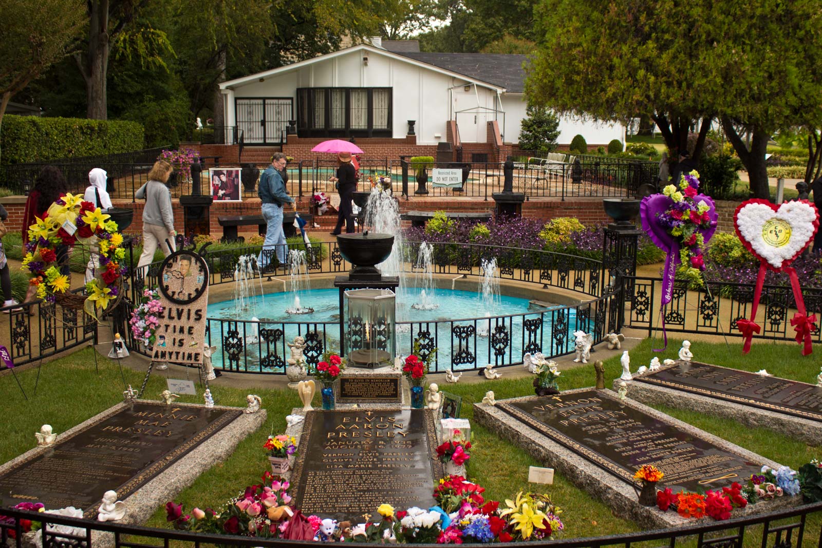 Elvis Graceland Mansion Memphis: Long live The King