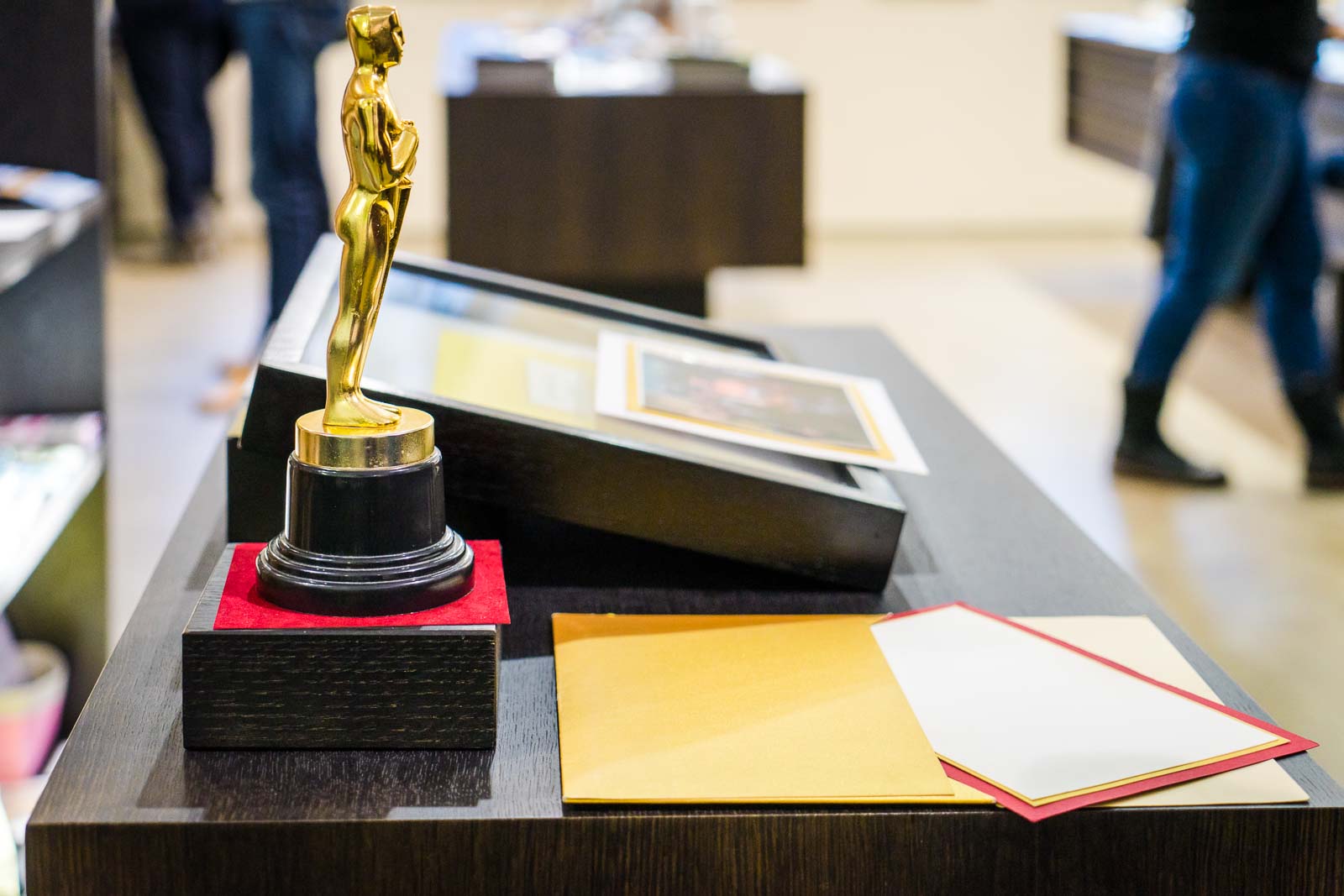 Where do the Academy Awards envelopes and cards come from? (2023)